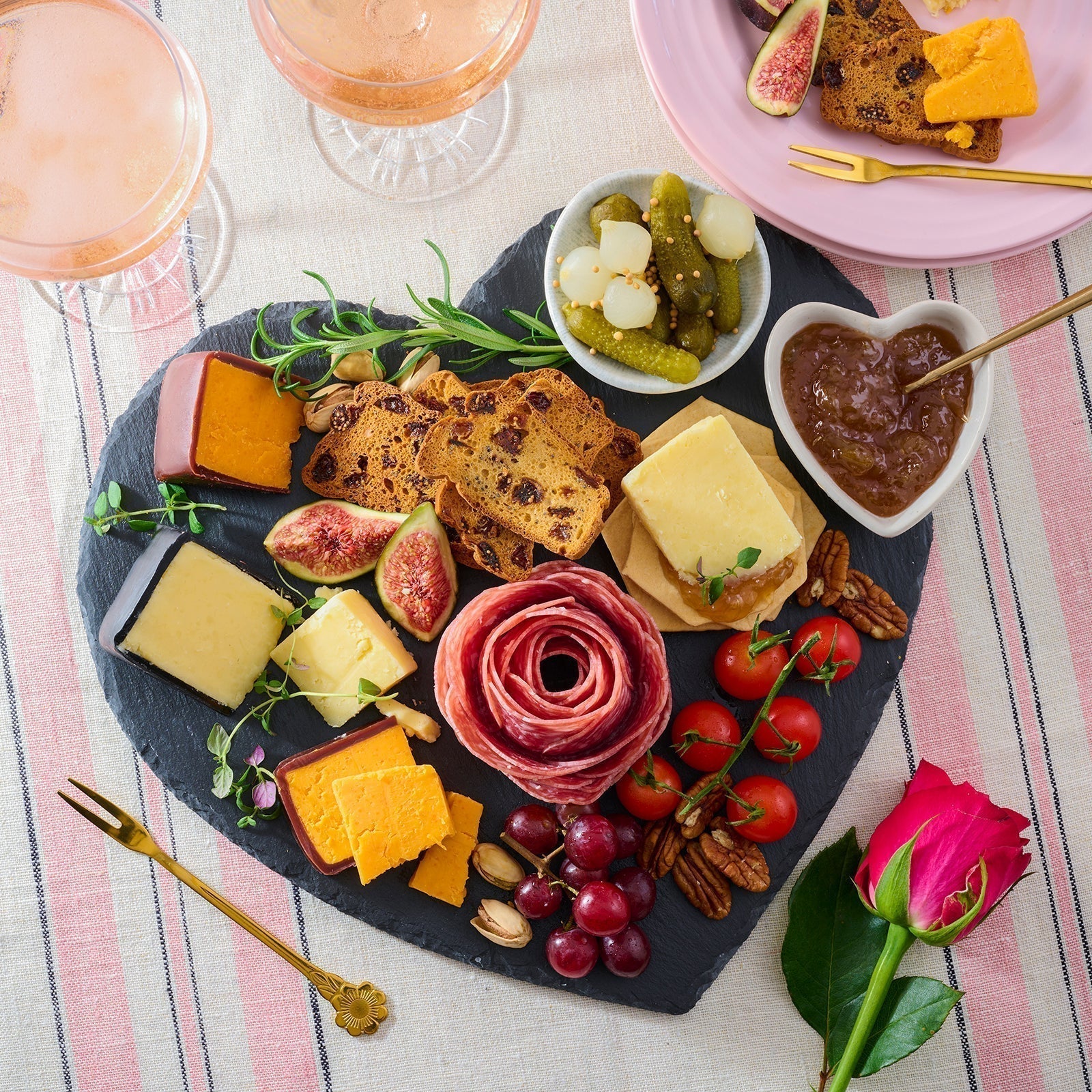 Créez le plateau de fromages parfait pour la Saint-Valentin - Snowdonia ...